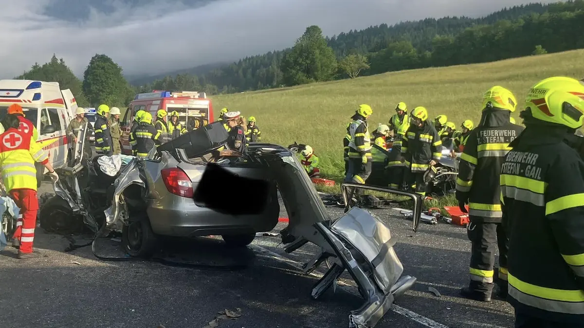 Kärnten : Frontalzusammenstoß: Drei Schwerverletzte in Fahrzeug eingeklemmt